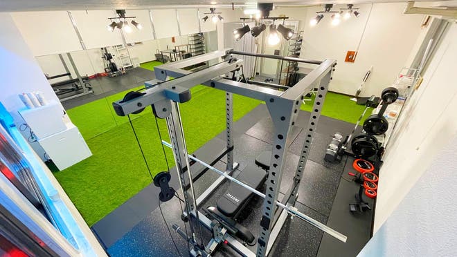 夜には激変!長居駅2番出口目の前の人工芝フロアや壁一面の大型ミラーがある貸し切りジム!の写真5