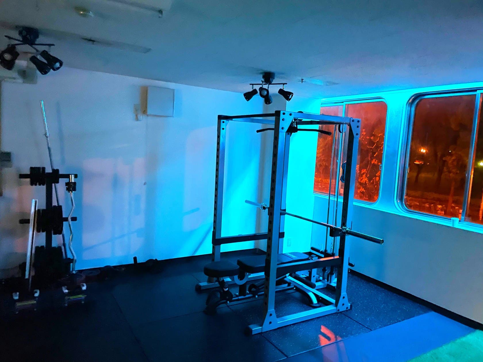 夜には激変！長居駅2番出口目の前の人工芝フロアや壁一面の大型ミラーがある貸し切りジム！の写真6