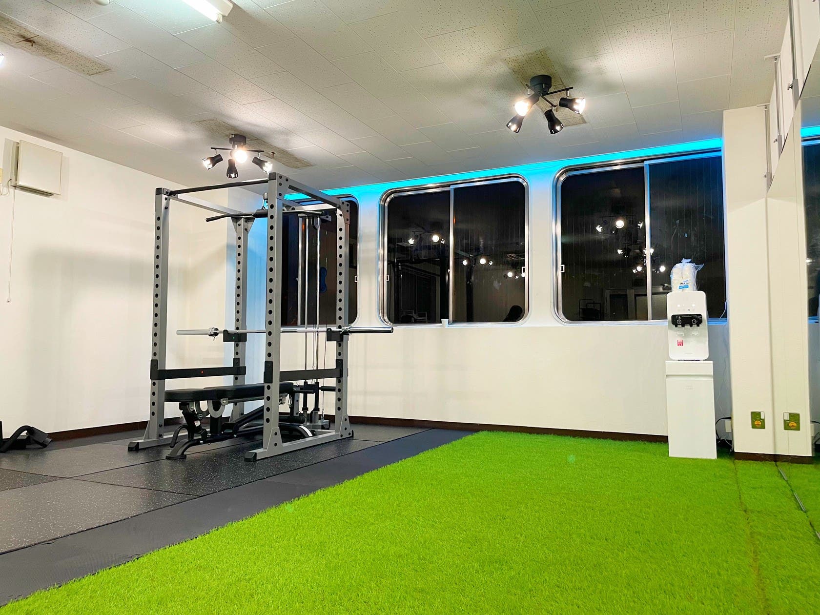 夜には激変！長居駅2番出口目の前の人工芝フロアや壁一面の大型ミラーがある貸し切りジム！の写真9