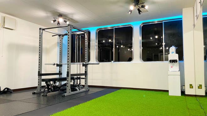 夜には激変!長居駅2番出口目の前の人工芝フロアや壁一面の大型ミラーがある貸し切りジム!の写真9