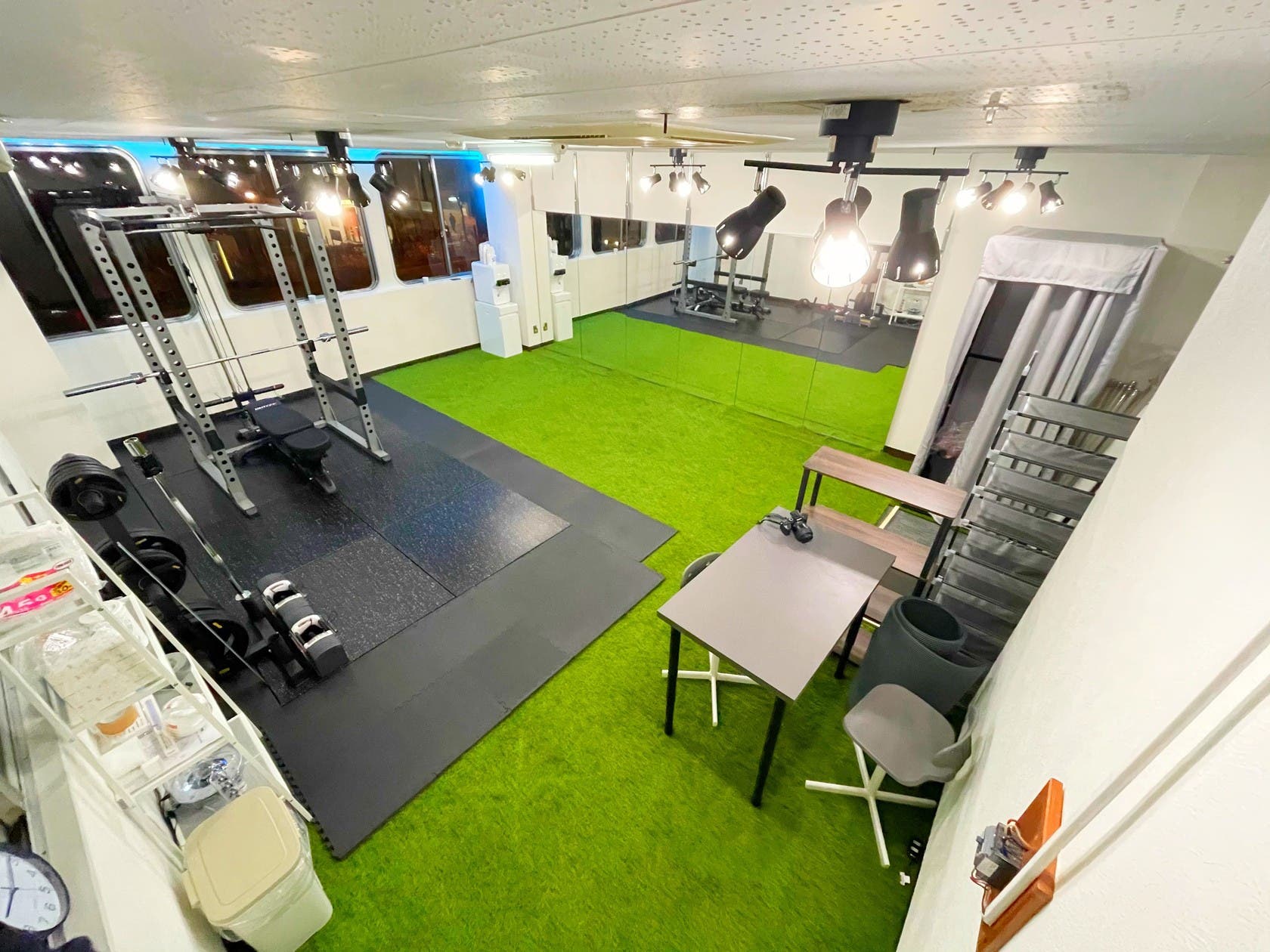 夜には激変！長居駅2番出口目の前の人工芝フロアや壁一面の大型ミラーがある貸し切りジム！の写真10