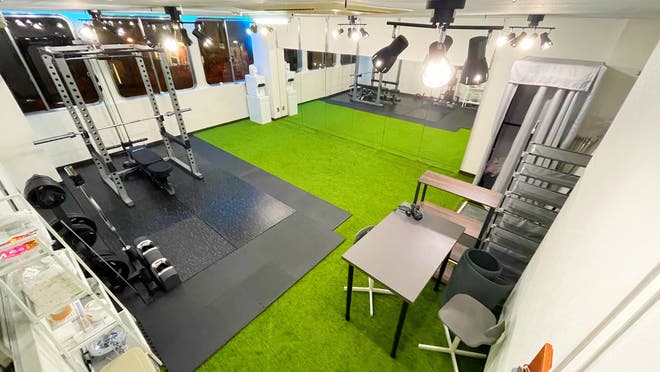 夜には激変!長居駅2番出口目の前の人工芝フロアや壁一面の大型ミラーがある貸し切りジム!の写真10