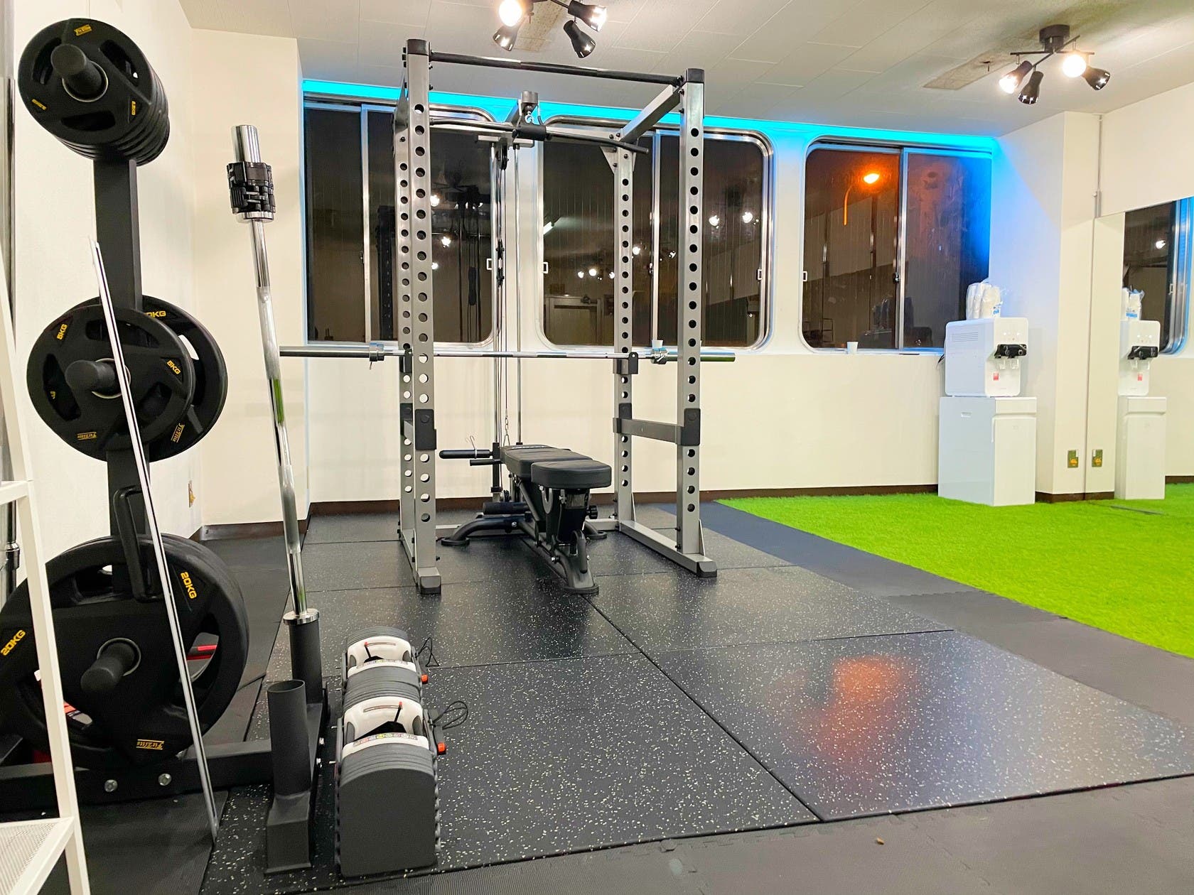 夜には激変！長居駅2番出口目の前の人工芝フロアや壁一面の大型ミラーがある貸し切りジム！の写真11