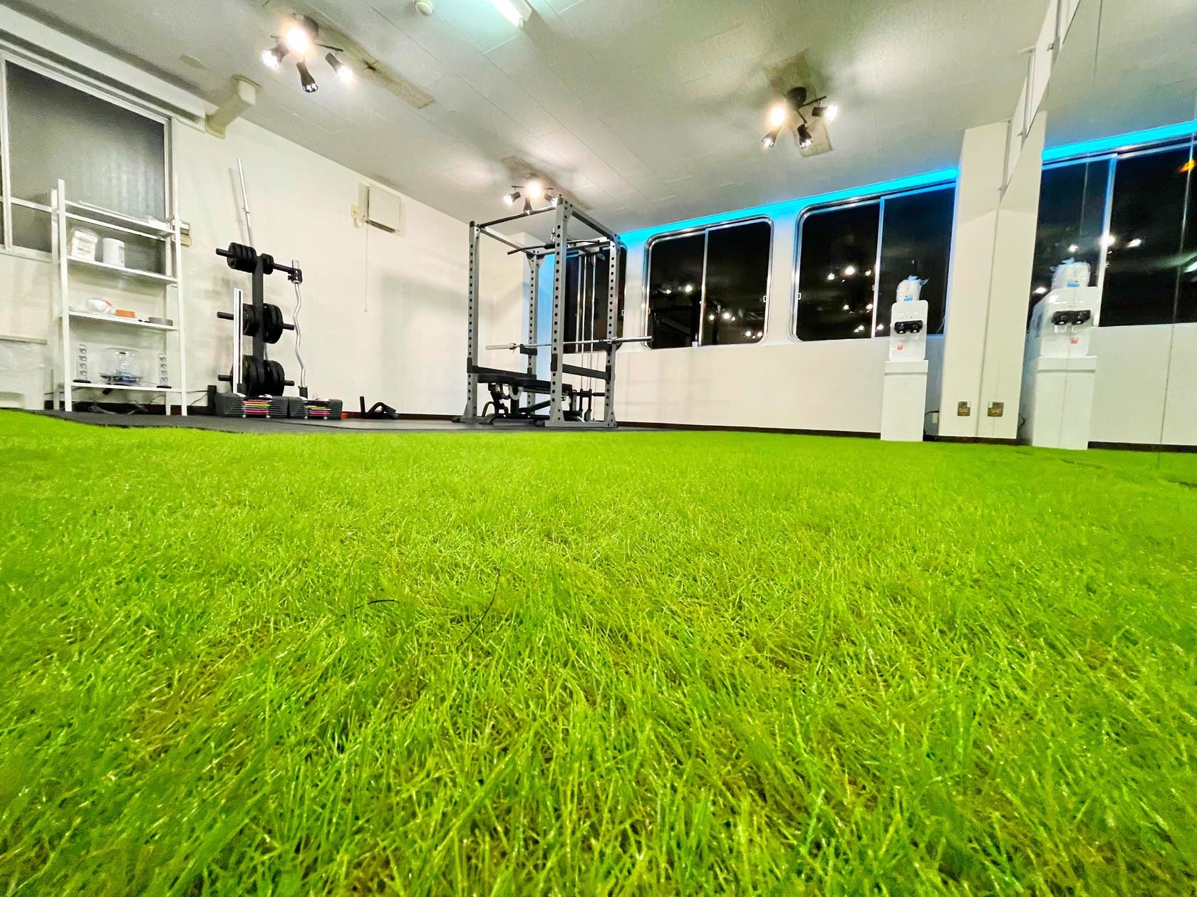 夜には激変！長居駅2番出口目の前の人工芝フロアや壁一面の大型ミラーがある貸し切りジム！の写真13