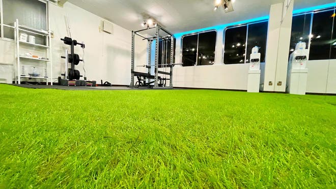 夜には激変!長居駅2番出口目の前の人工芝フロアや壁一面の大型ミラーがある貸し切りジム!の写真13