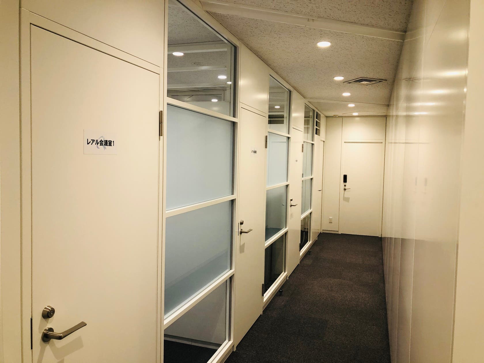 レアル会議室【会議室2】新宿駅徒歩5分、4名までの利用に最適（最大6名収容）の貸し会議室の写真2