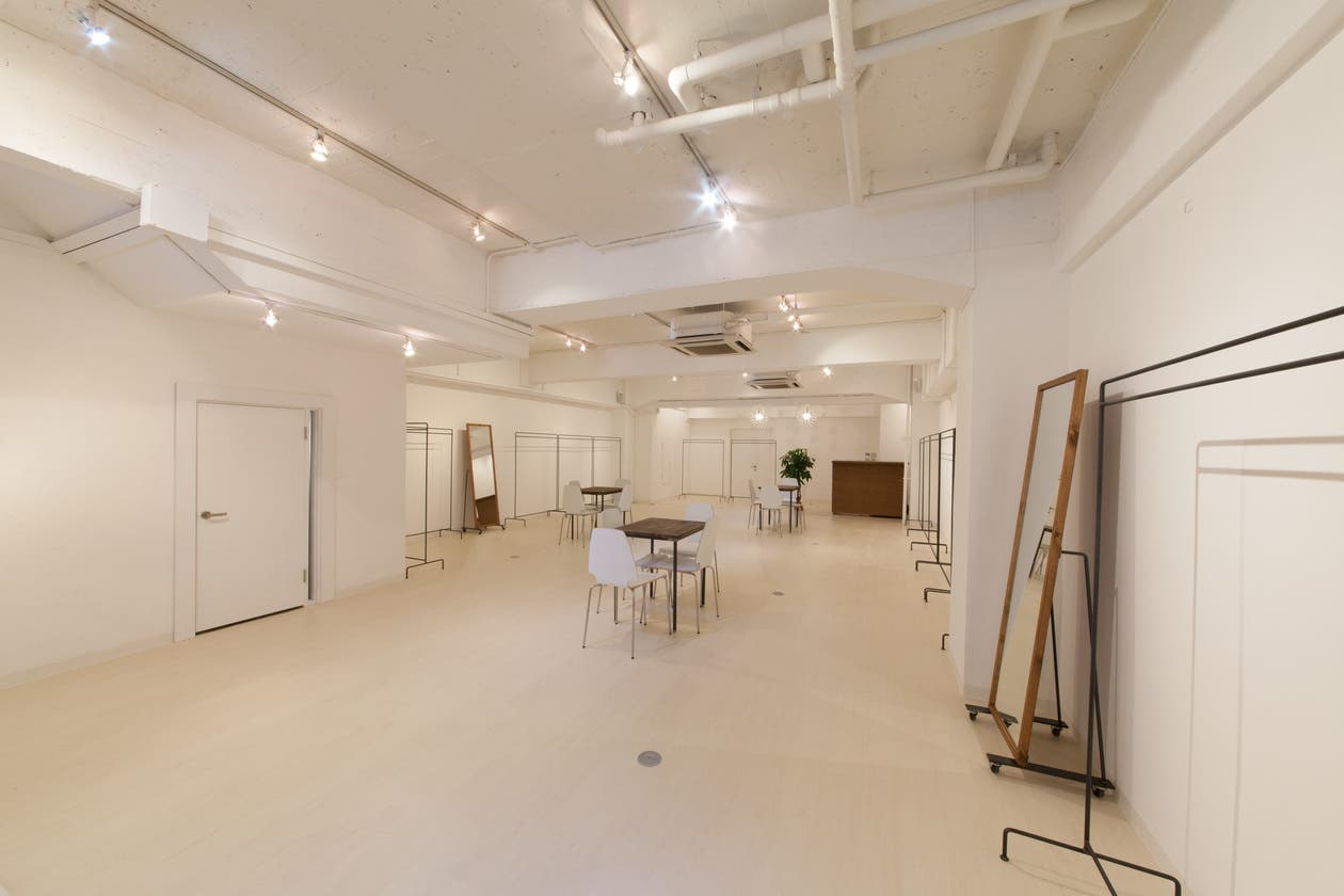 【大阪・心斎橋】おしゃれな空間でセミナー・個展・ロケ撮などのご利用に！ハーフスペース（約19坪）   の写真1
