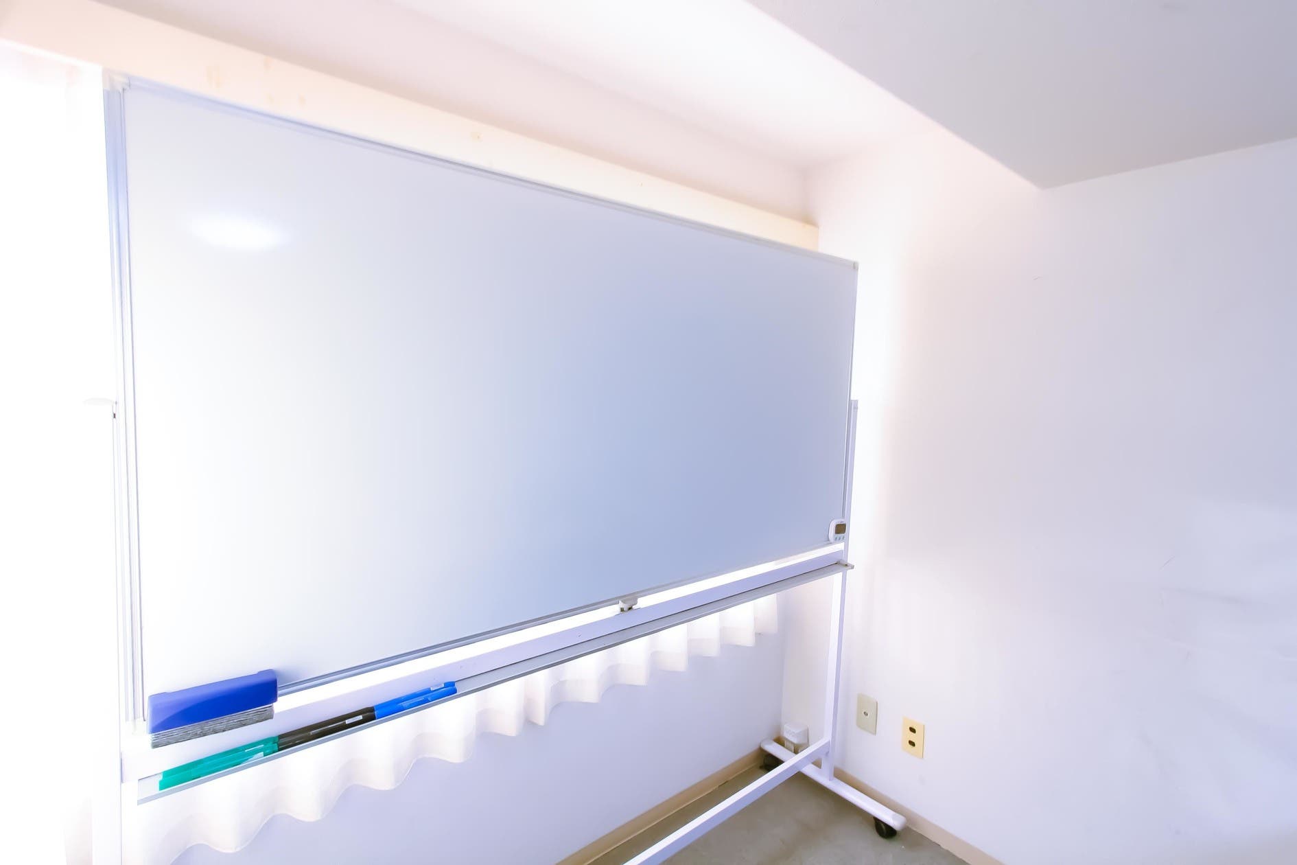 【渋谷駅ハチ公口6分！地下鉄1番出口3分！16名利用可！】完全個室！綺麗な室内！ホワイトボード完備！コモンズ会議室 渋谷道玄坂の写真15