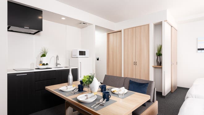 【スタッフ常在】広めのお食事も楽しめます/最大4名/パーティー/清掃スタッフが毎回清掃の写真1