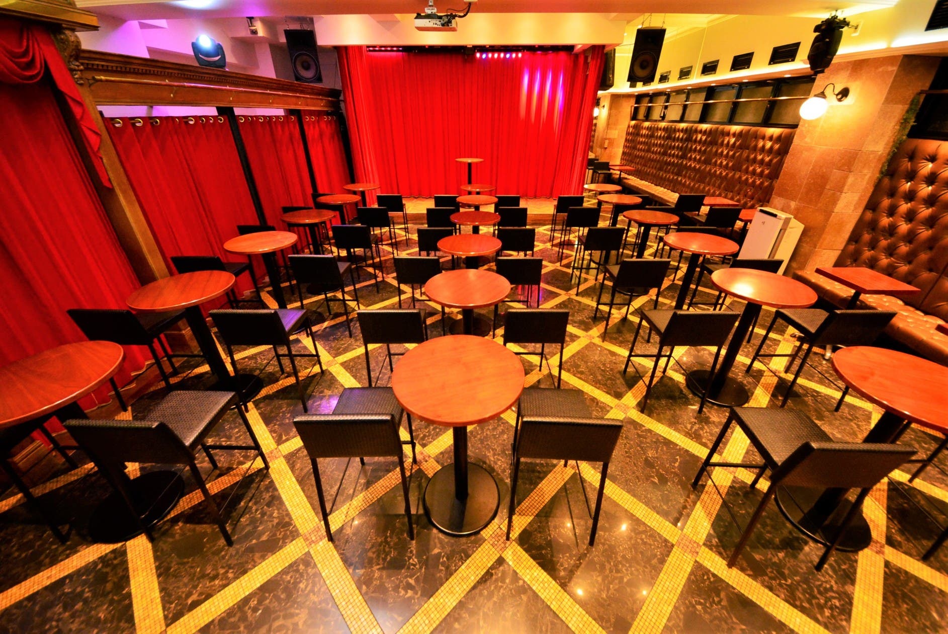 渋谷駅徒歩1分でステージ、プロジェクター、音響、照明完備！アクリル板貸し出し有◎撮影・配信に！の写真10