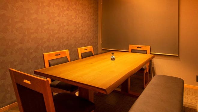 金沢駅より徒歩5分、近隣にコイン🅿️有りで好アクセス。会場は新しくて広々とした空間。ビジネスからプライベートでのご利用可能ですの写真3