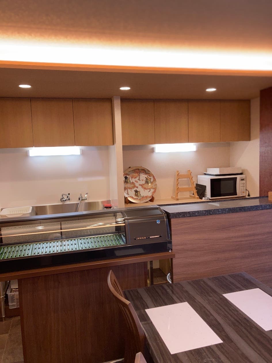  金沢駅より徒歩5分、近隣にコイン🅿️有りで好アクセス。会場は新しくて広々とした空間。ビジネスからプライベートでのご利用可能ですの写真5