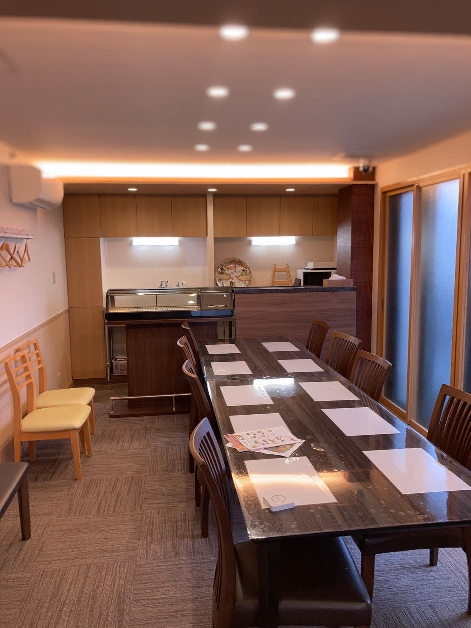  金沢駅より徒歩5分、近隣にコイン🅿️有りで好アクセス。会場は新しくて広々とした空間。ビジネスからプライベートでのご利用可能ですの写真6