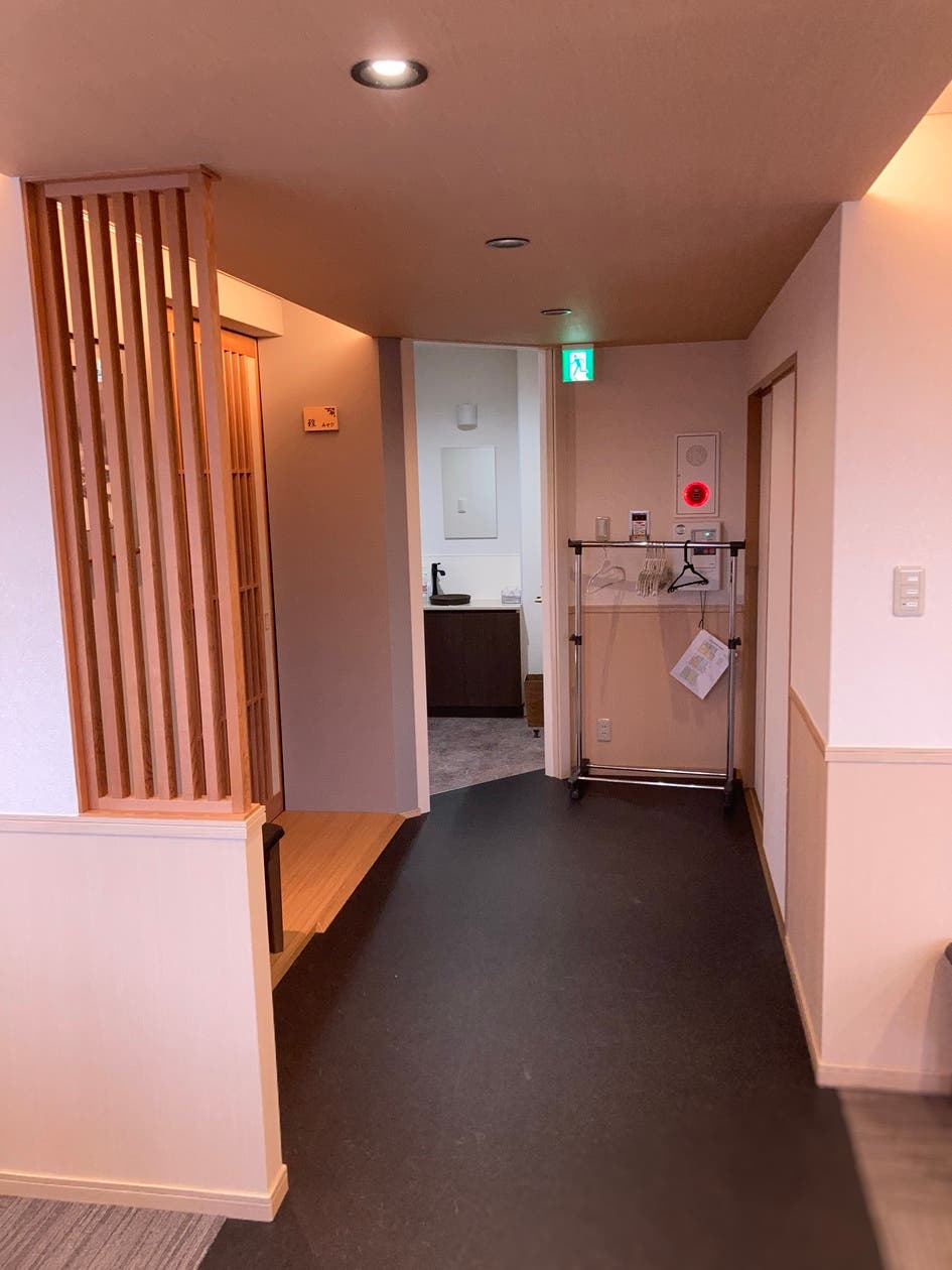  金沢駅より徒歩5分、近隣にコイン🅿️有りで好アクセス。会場は新しくて広々とした空間。ビジネスからプライベートでのご利用可能ですの写真7