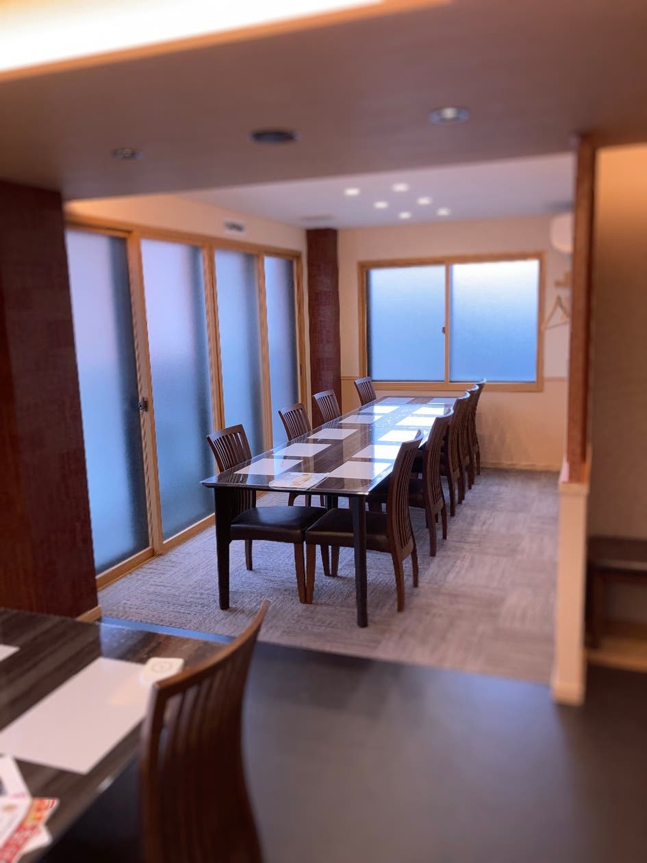  金沢駅より徒歩5分、近隣にコイン🅿️有りで好アクセス。会場は新しくて広々とした空間。ビジネスからプライベートでのご利用可能ですの写真8