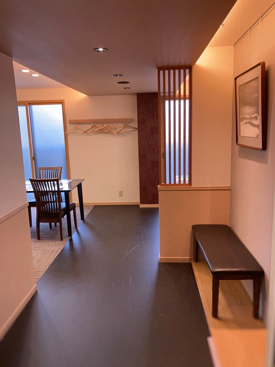  金沢駅より徒歩5分、近隣にコイン🅿️有りで好アクセス。会場は新しくて広々とした空間。ビジネスからプライベートでのご利用可能ですの写真9