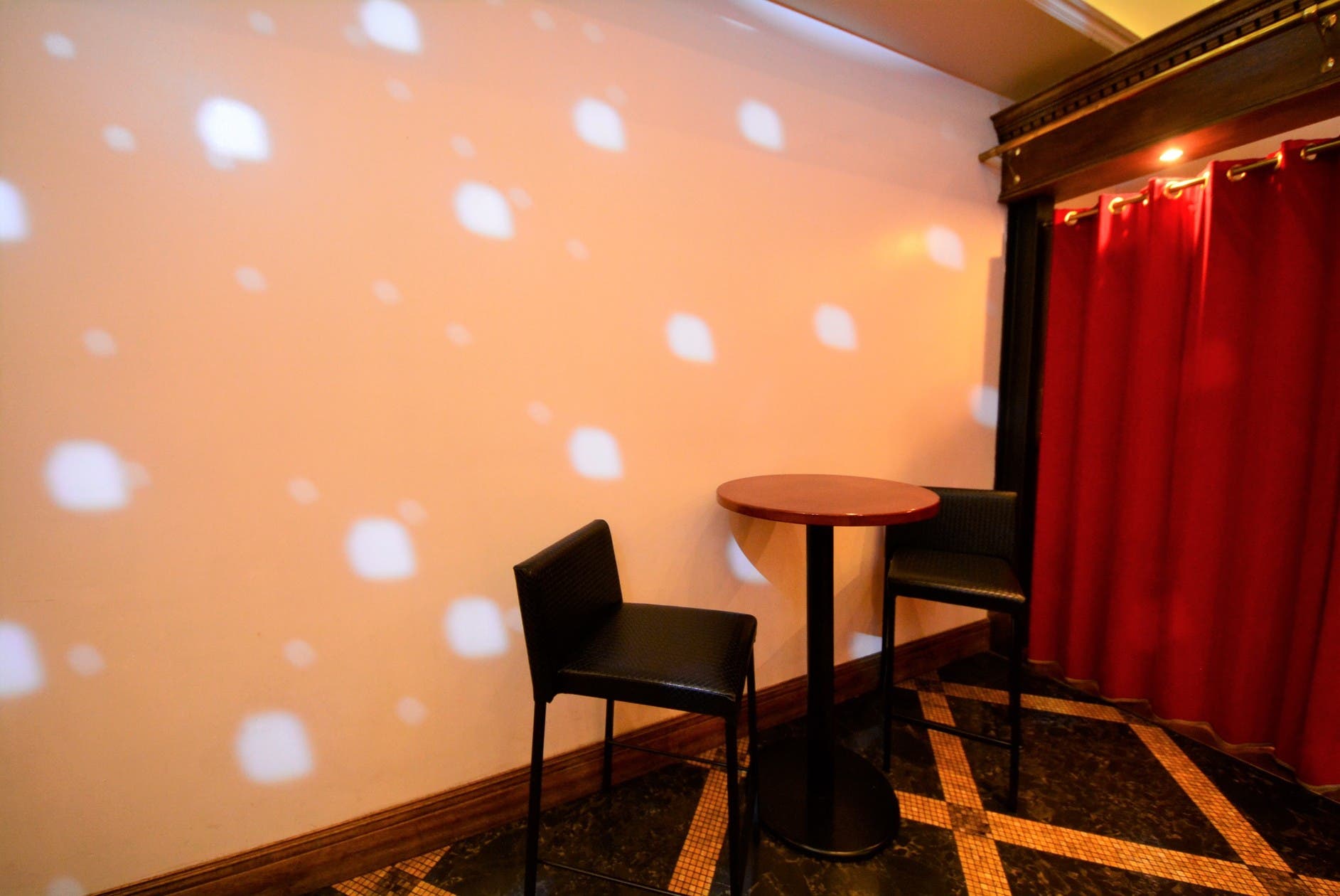 渋谷駅徒歩1分でステージ、プロジェクター、音響、照明完備！アクリル板貸し出し有◎撮影・配信に！の写真9