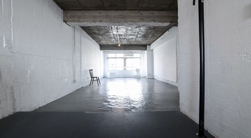 代々木ヴィンテージビル内の非現実的な白壁スタジオ