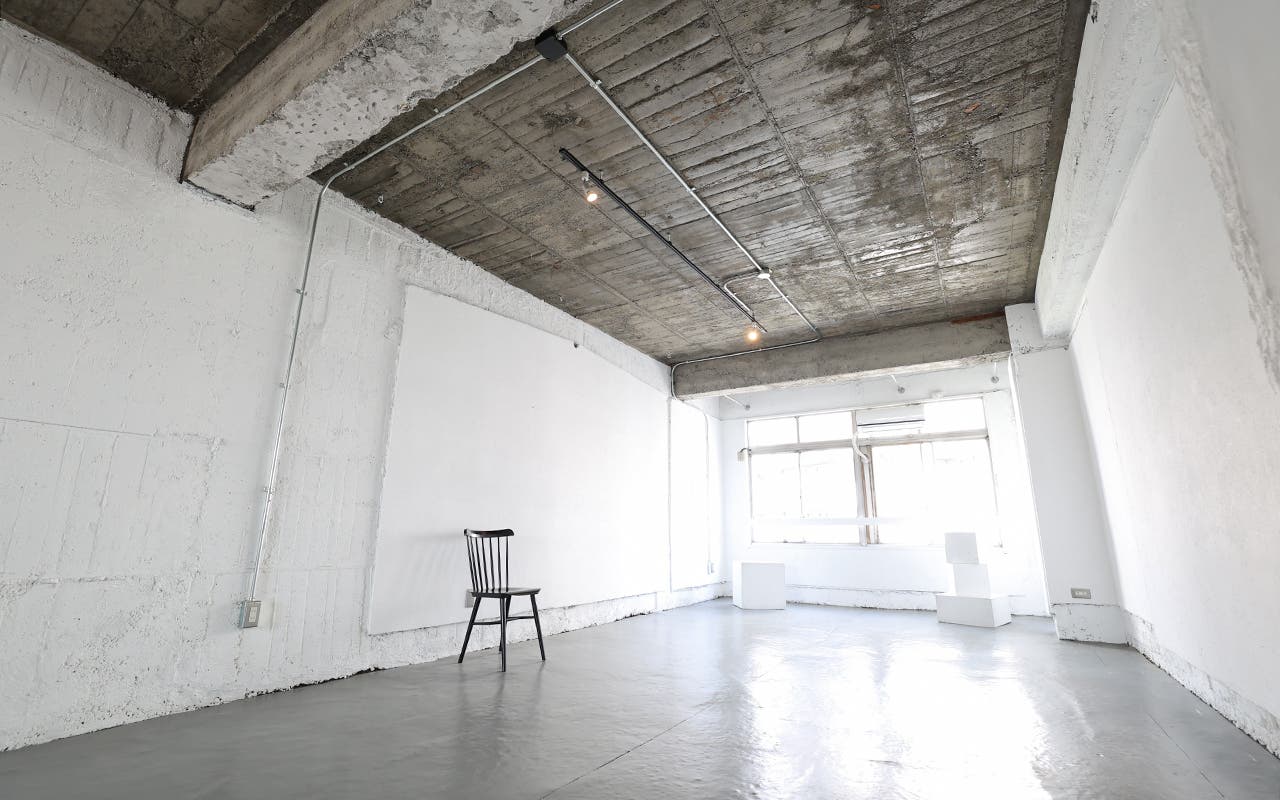 代々木ヴィンテージビル内の非現実的な白壁スタジオの写真6