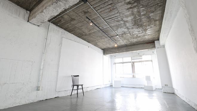 代々木ヴィンテージビル内の非現実的な白壁スタジオの写真6