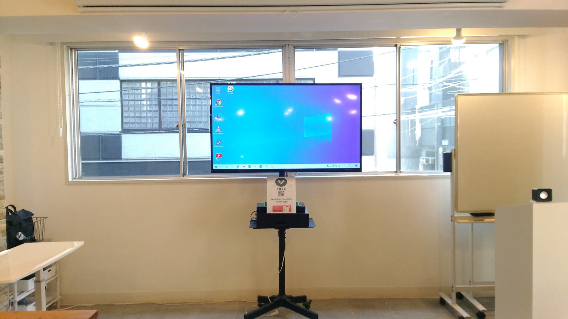 大型50インチ4Kモニター(移動キャスター付)の画像1