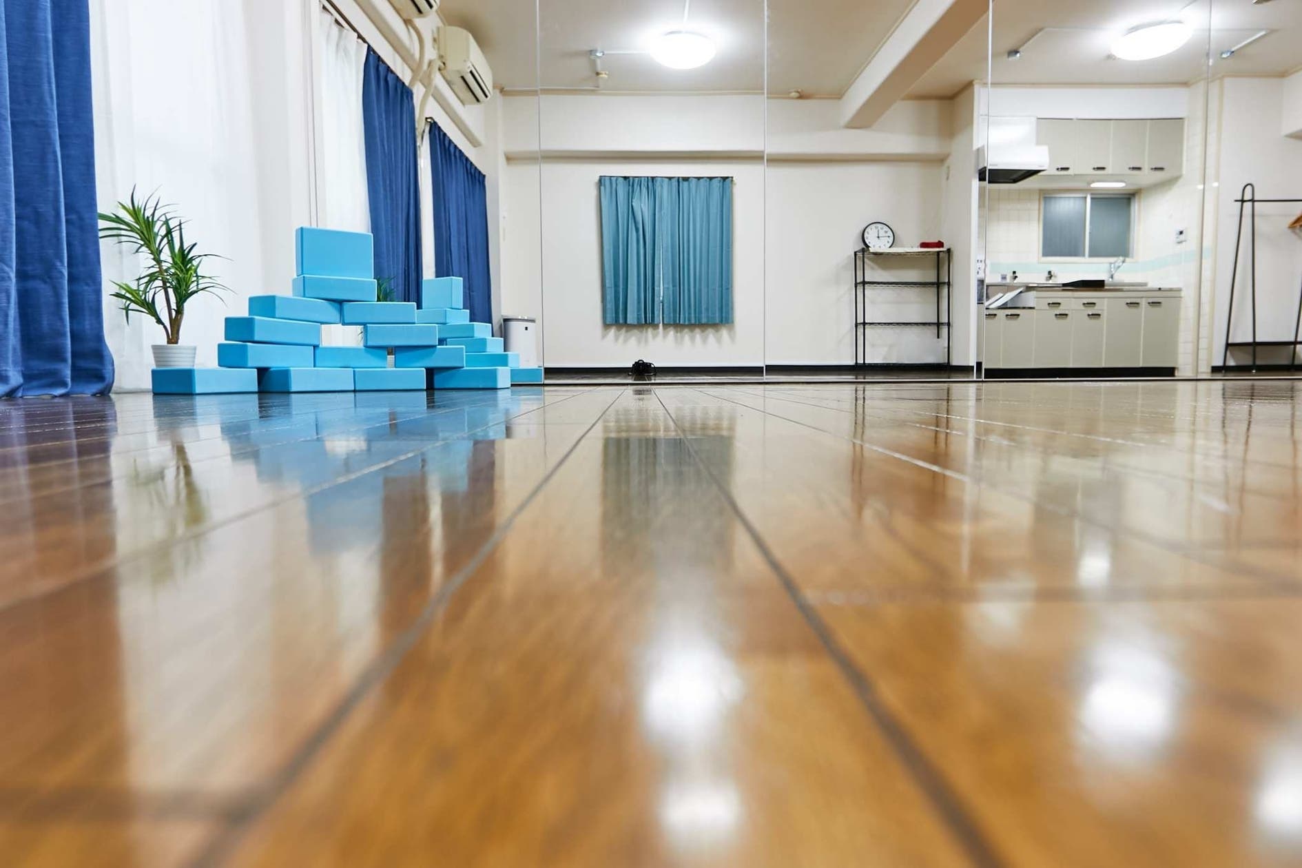 【上本町駅から徒歩3分】バレエバーのあるダンスとヨガができるスタジオの写真10