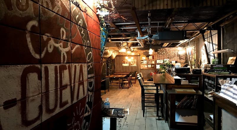 動画撮影・ポートレートに！町工場カフェのビンテージな空間でおしゃれな作品を
