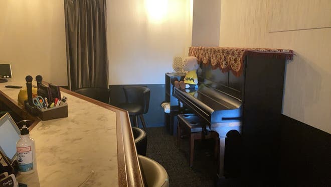 ピアノとカラオケDAM付の完全禁煙カウンターバー!麻布十番駅より徒歩1分。の写真9