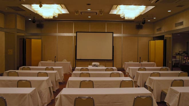 JR松山駅からすぐ。各種講演会や会社説明会、学校の懇談会や入学試験会場としてなど幅広くご利用いただいております。の写真1