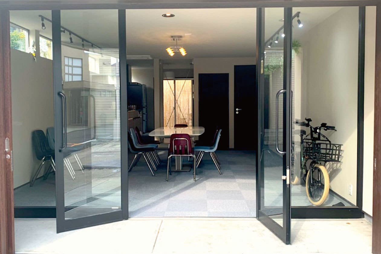 自然光あふれる☀️撮影スペースとして最適🌟 パーティーや会議利用でもどうぞ🌳の写真4