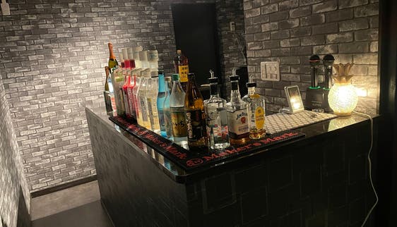 3時間お一人様¥3,300 歌い飲み放題! バーカウンター付きの完全個室!忘年会合コン商談Live配信など!の写真1