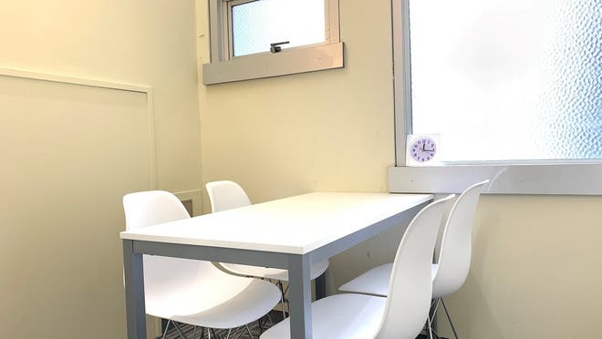 本町駅徒歩2分の利便性。低価格で換気ができる完全個室の会議室。共用部に喫煙室あり。商談、テレワーク、面接、自習室としても♬の写真1