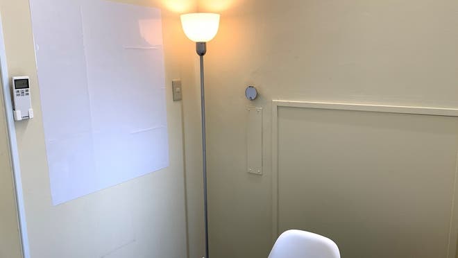 本町駅徒歩2分の利便性。低価格で換気ができる完全個室の会議室。共用部に喫煙室あり。商談、テレワーク、面接、自習室としても♬の写真2