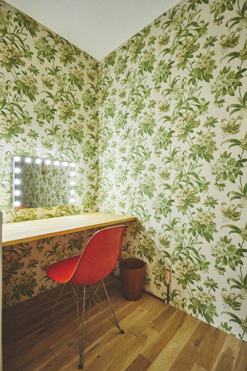 実際に人が住んでいるかのような生活感を、圧巻の植物たちが包み込むハウススタジオの写真19