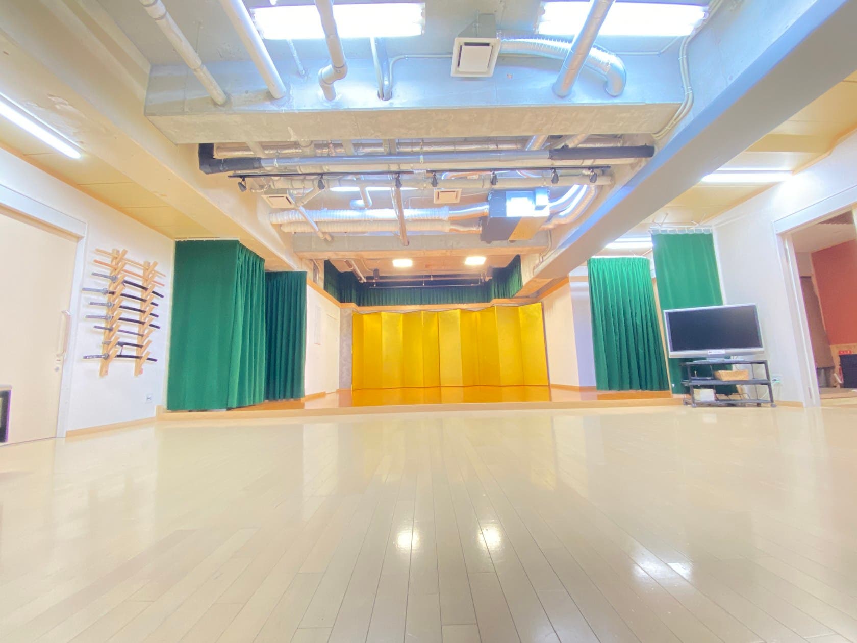 【予約リクエスト制】ミニステージ付き。三条駅から徒歩４分。レッスン/懇親会/会議/などの写真1