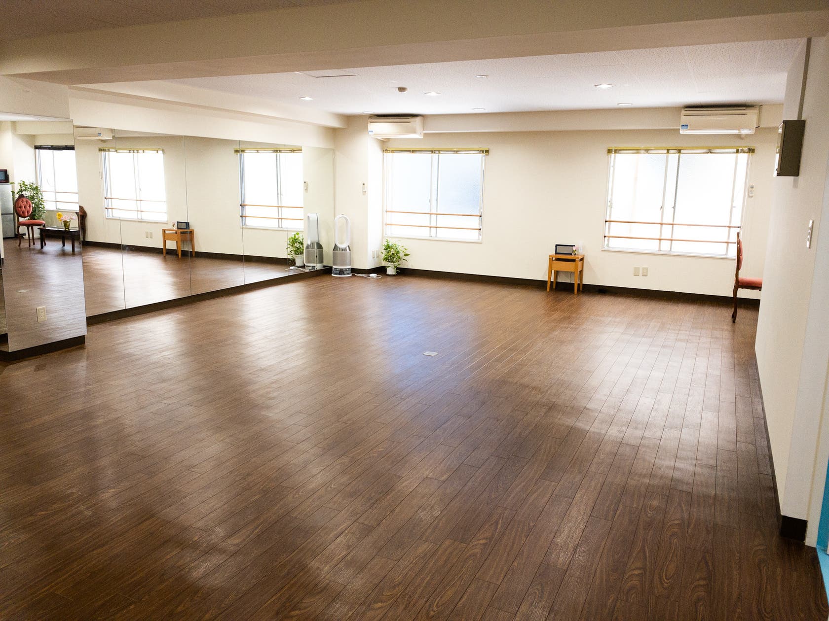 広島三越&胡町電停から徒歩1分✨広いスタジオ&スペース✨全身鏡が壁２面✨ヨガマット無料貸出し✨ダンスの写真5