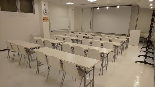 大型スクリーン標準装備!20~30人での利用に最適な多目的スペースですの写真3