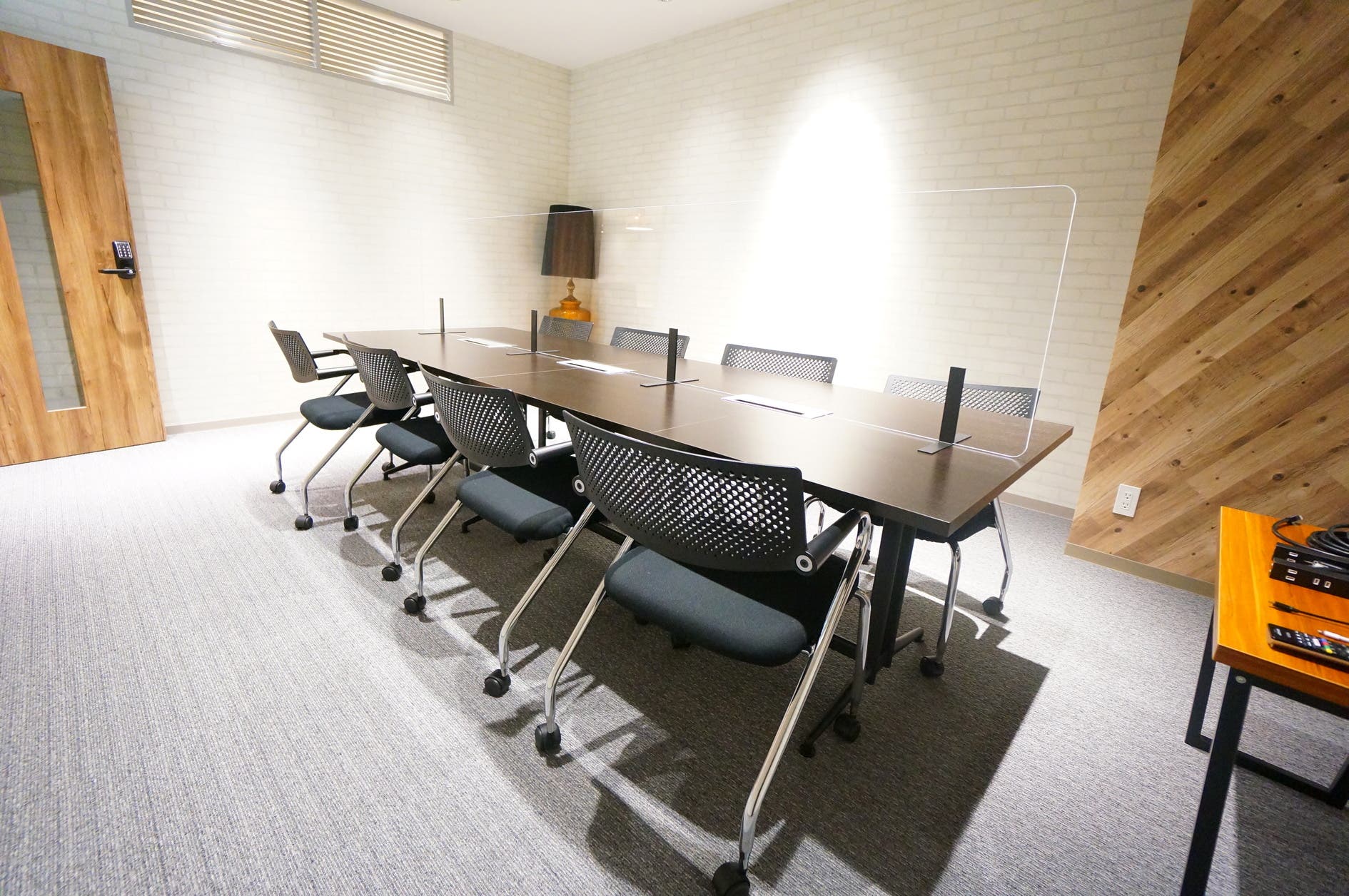 ＜モディコワーキング8人会議室(Meeting Room1)＞静岡モディの会議室✨Wi-Fi/モニターあり！リモートワーク/会議の写真5