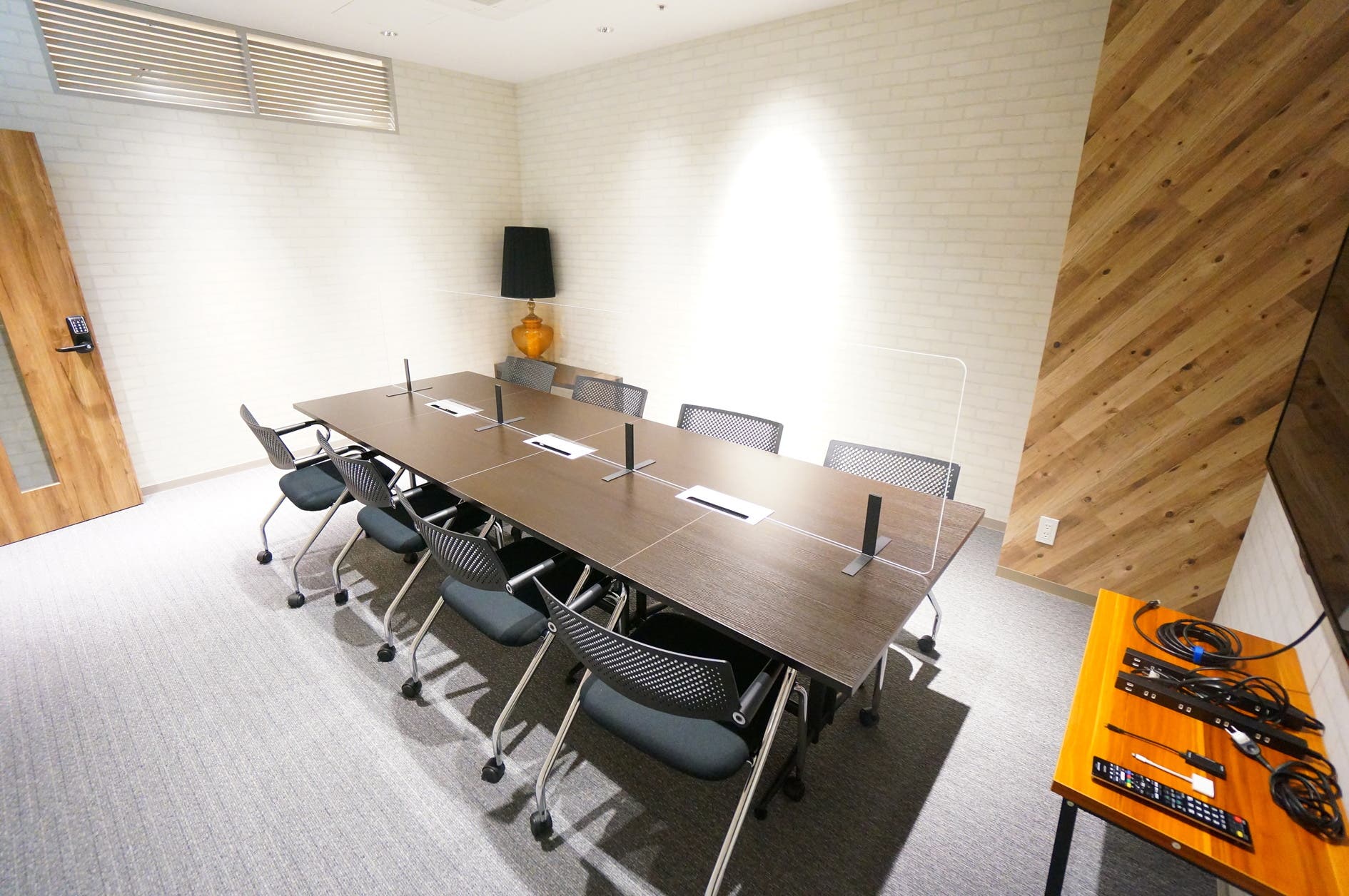 ＜モディコワーキング8人会議室(Meeting Room1)＞静岡モディの会議室✨Wi-Fi/モニターあり！リモートワーク/会議の写真6