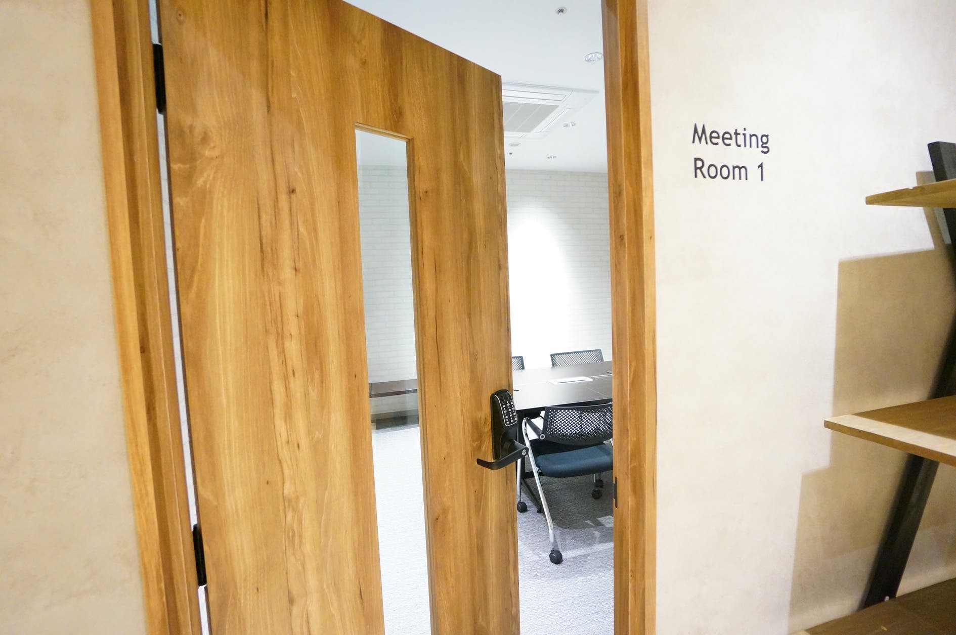 ＜モディコワーキング8人会議室(Meeting Room1)＞静岡モディの会議室✨Wi-Fi/モニターあり！リモートワーク/会議の写真8