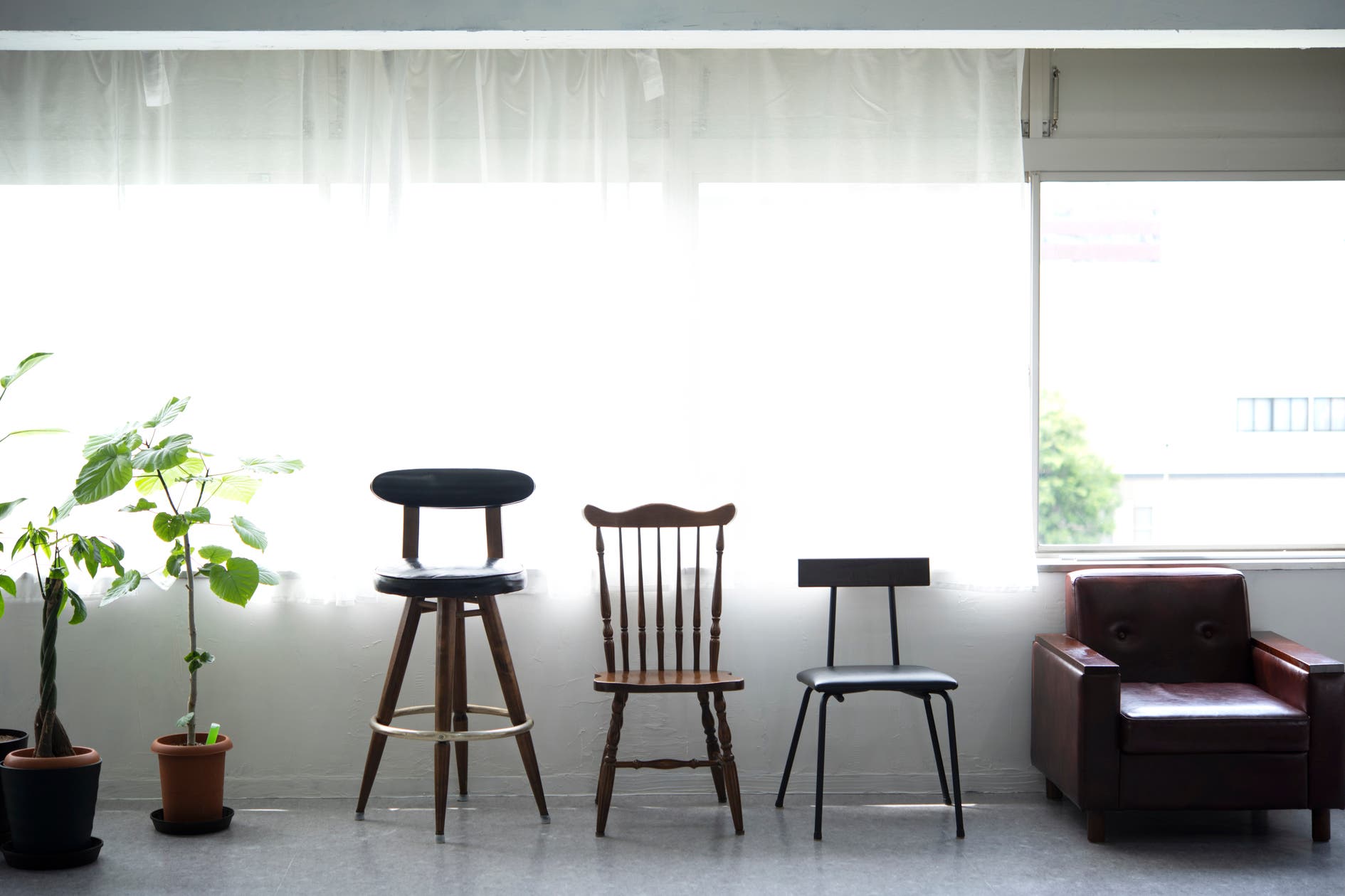 自然光もライティングも！南北の大きな窓からの自然光に加え、ストロボ、バック紙などの写真4