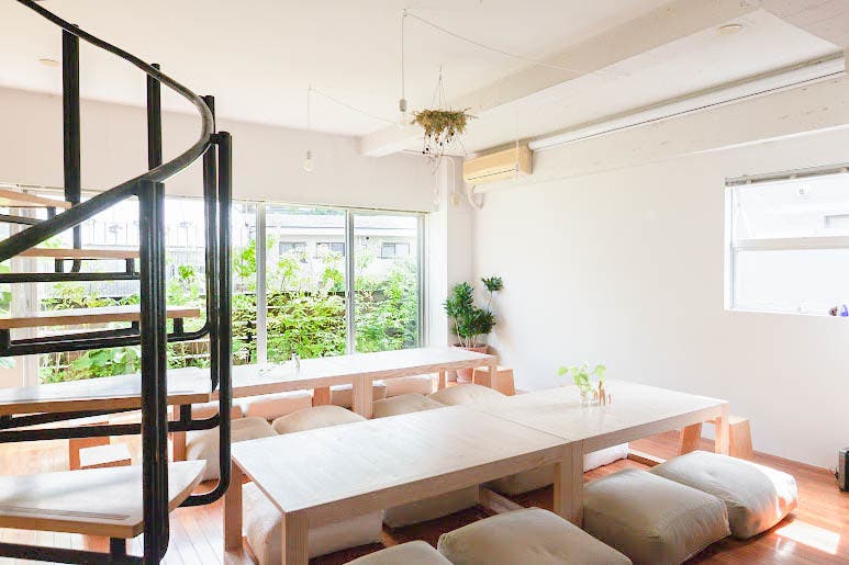 【駅徒歩5分、撮影・収録に】窓からの木漏れ日、大きな本棚が好評。フローリング、大きな窓は開放感があり、風通し抜群。の写真8