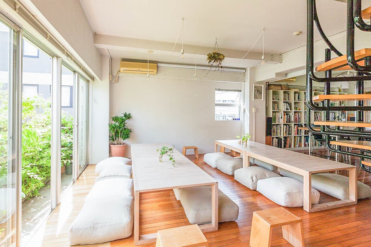 【駅徒歩5分、撮影・収録に】窓からの木漏れ日、大きな本棚が好評。フローリング、大きな窓は開放感があり、風通し抜群。の写真9