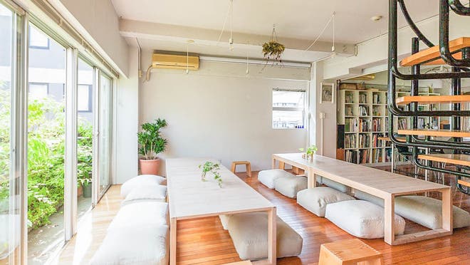 【駅徒歩5分、撮影・収録に】窓からの木漏れ日、大きな本棚が好評。フローリング、大きな窓は開放感があり、風通し抜群。の写真9