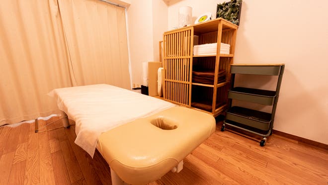 【三鷹徒歩3分】プロ仕様電動昇降ベッド鍼灸・整体・エステ等・初心者も歓迎!の写真1