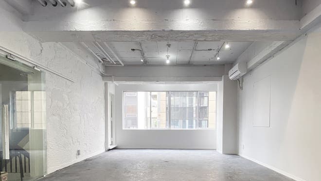 渋谷駅B1出口から4分QFgallery白壁のギャラリースタジオの写真1
