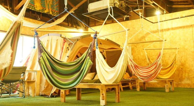 <レンタルスペースHammock>🚶三鷹駅徒歩3分🎉最大70名✨ハンモックカフェ🎥100インチスクリーン🃏ボードゲーム