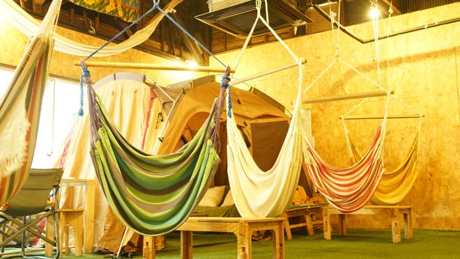 <Hammock>🚶三鷹駅徒歩3分🎉最大70名✨ハンモックカフェ🏕️グランピング🎥100インチスクリーン🃏ボードゲームの写真1