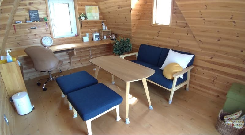 ログハウス風の木製小屋。デスクワークに、休憩に、趣味に、ちょこっと田舎でご自由にお寛ぎください。