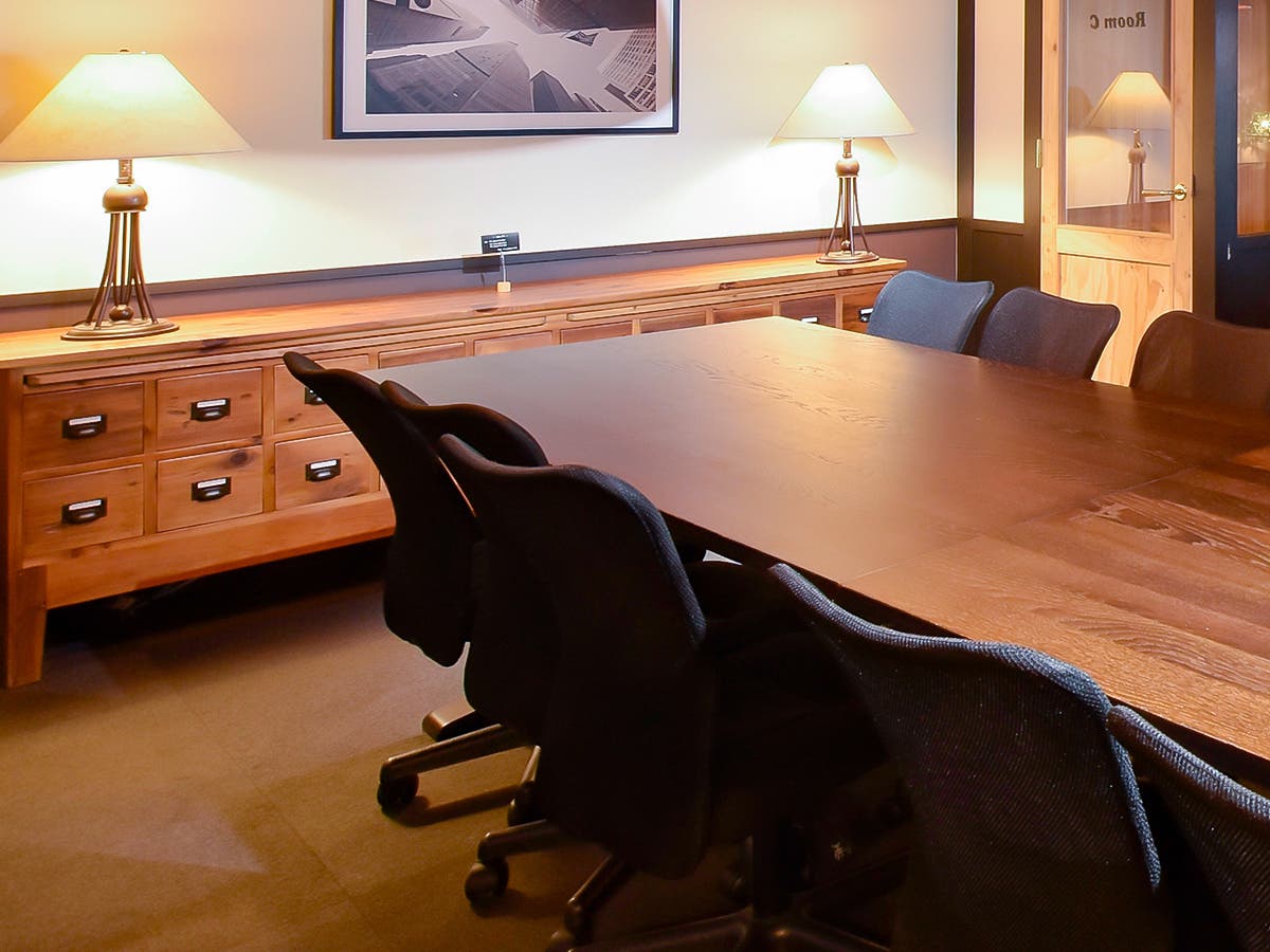 【12名会議室RoomC】新橋駅徒歩1分！/モニター/Wi-Fi/充電器/テレワークやWeb会議に最適の写真1